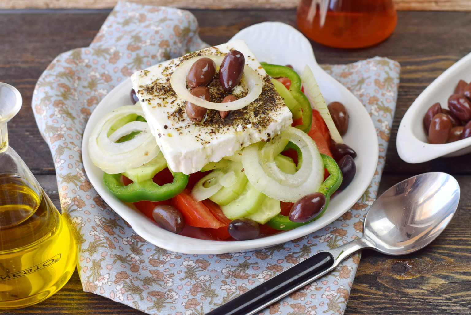 Recipe of the famous Horiatiki or Greek salad - Poupadou
