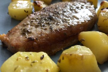 Recipe of Baked Biftekia with potatoes and lemon - Poupadou