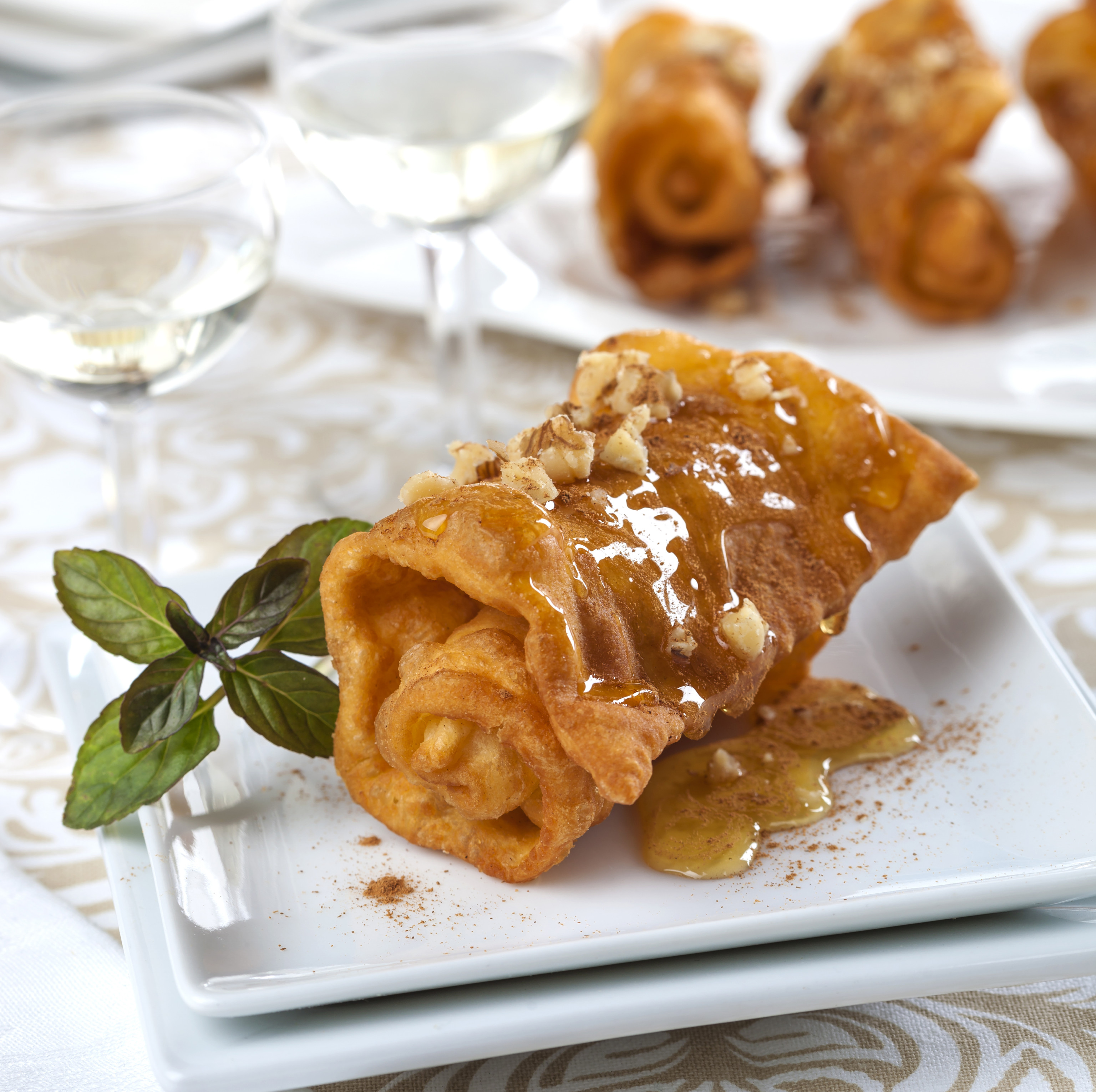 Diples, the greek knots of end of year celebrations - Poupadou